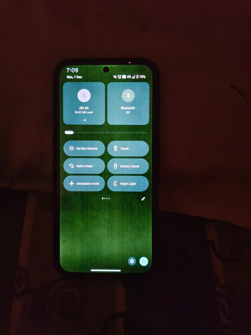 Greenish tint on lock screen - Nothing Community